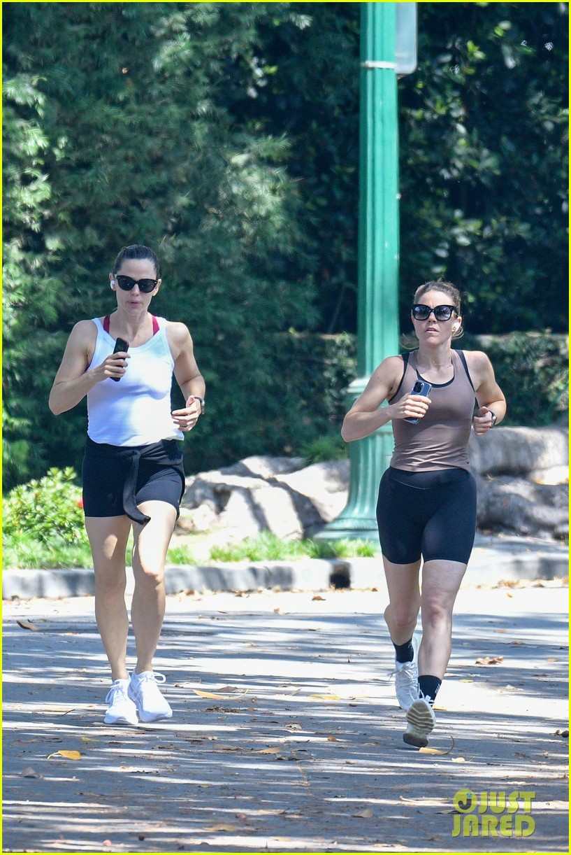 Jennifer Garner Heads Out for a Run Following Report She's Reprising ...