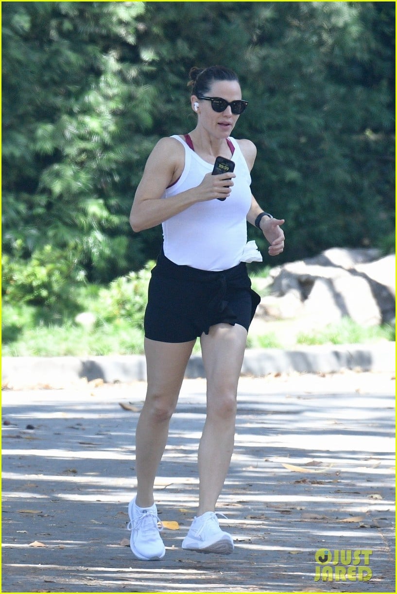 Jennifer Garner Heads Out for a Run Following Report She's Reprising ...