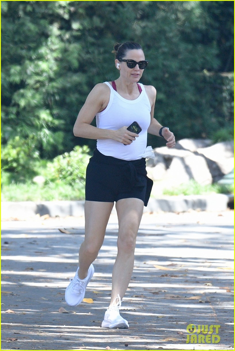 Jennifer Garner Heads Out for a Run Following Report She's Reprising ...