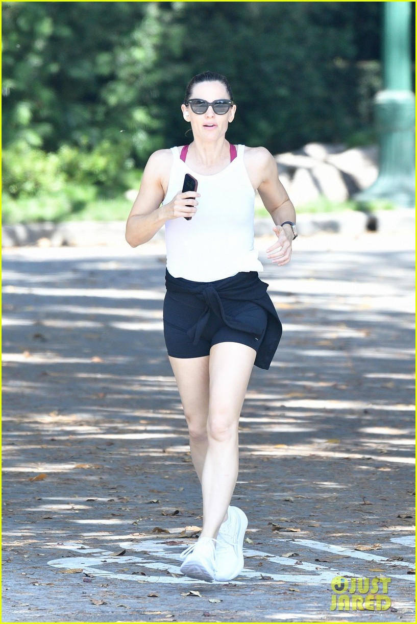 Jennifer Garner Heads Out for a Run Following Report She's Reprising ...