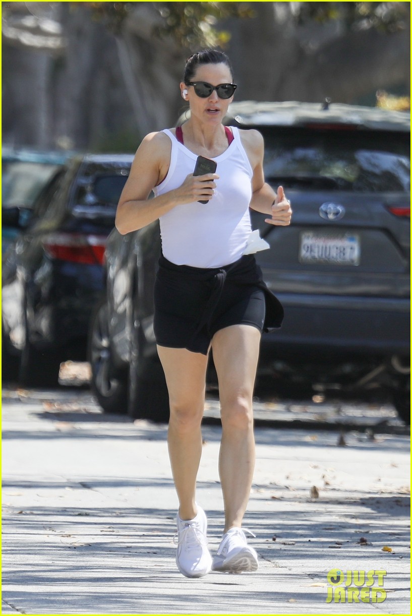 Jennifer Garner Heads Out for a Run Following Report She's Reprising ...