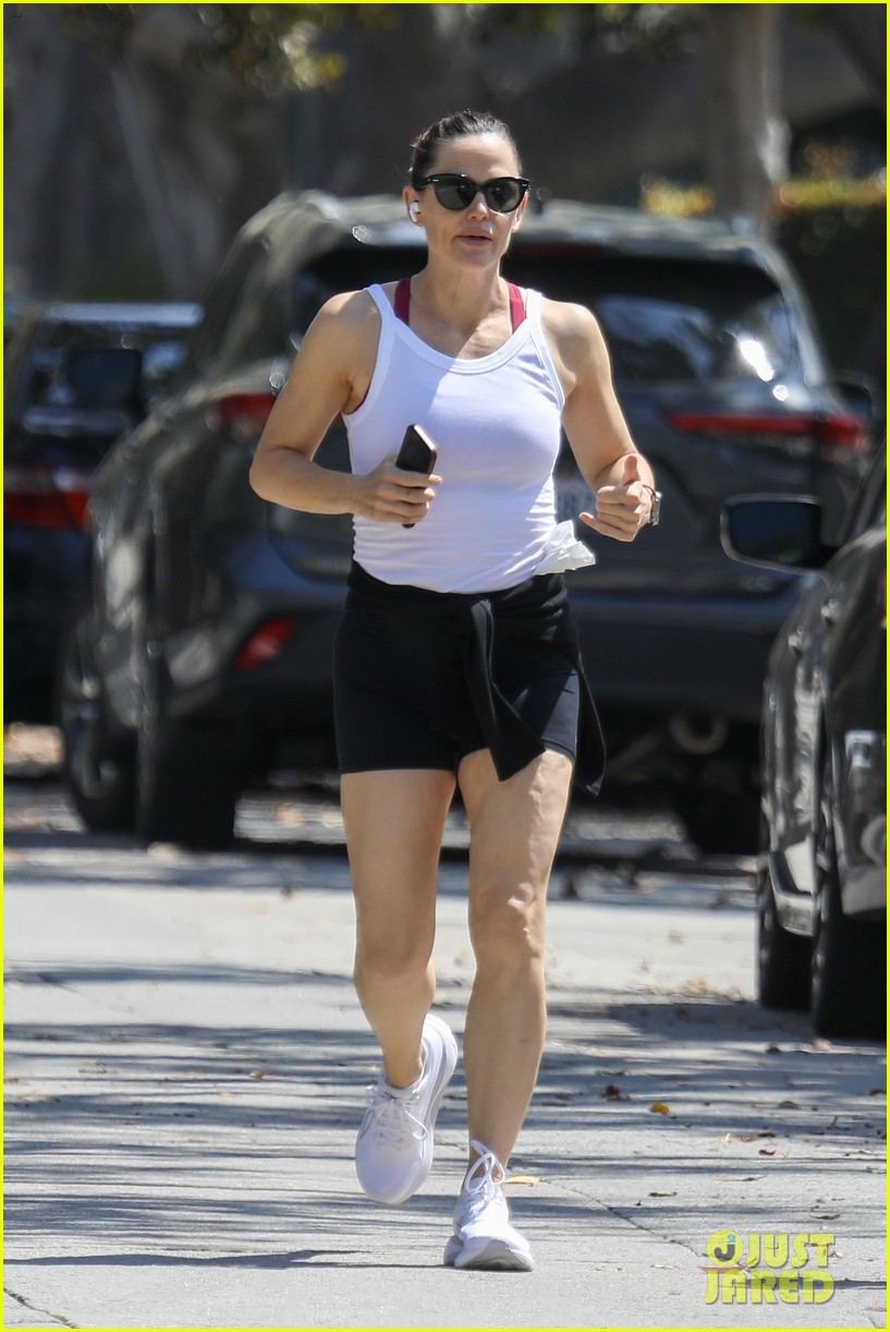 Jennifer Garner Turns Heads In Lbd While Out In Nyc See