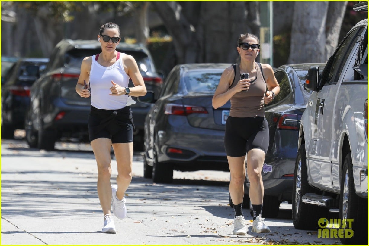 Jennifer Garner Heads Out for a Run Following Report She's Reprising ...