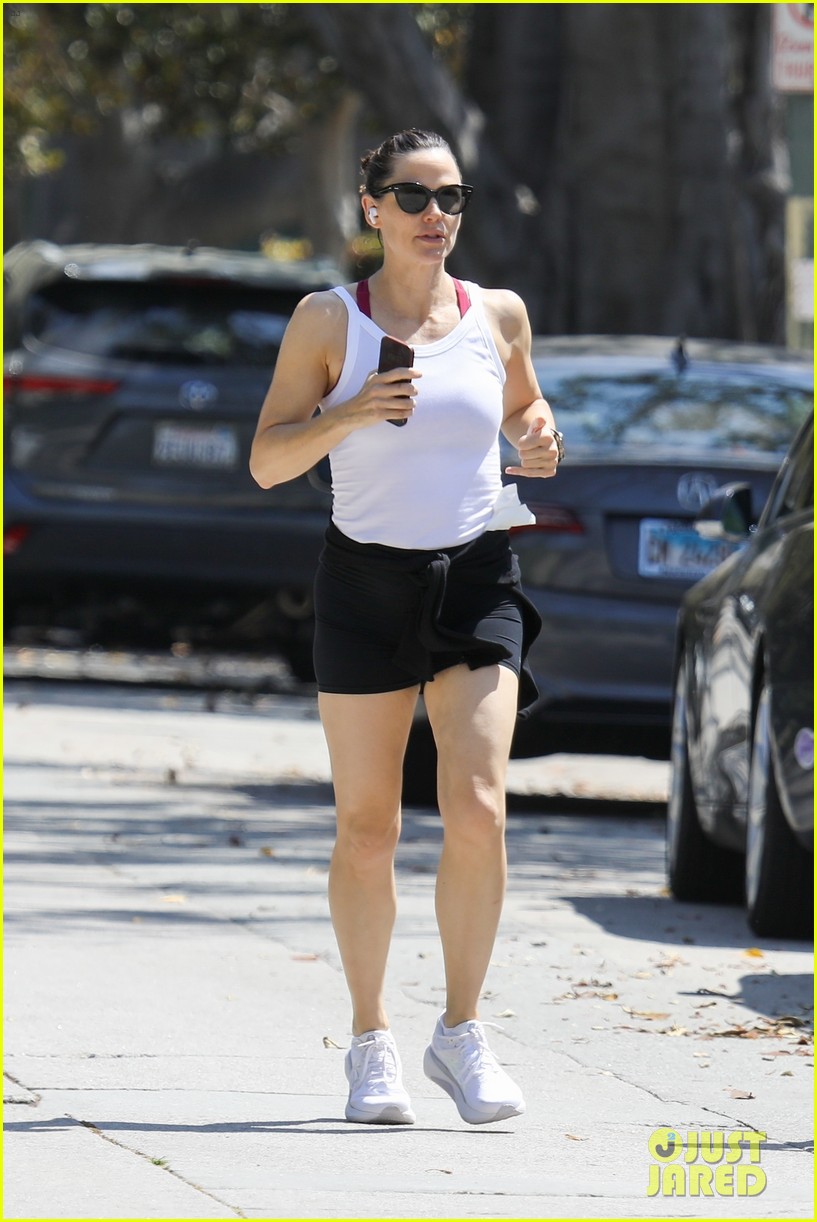 Jennifer Garner Heads Out for a Run Following Report She's Reprising ...