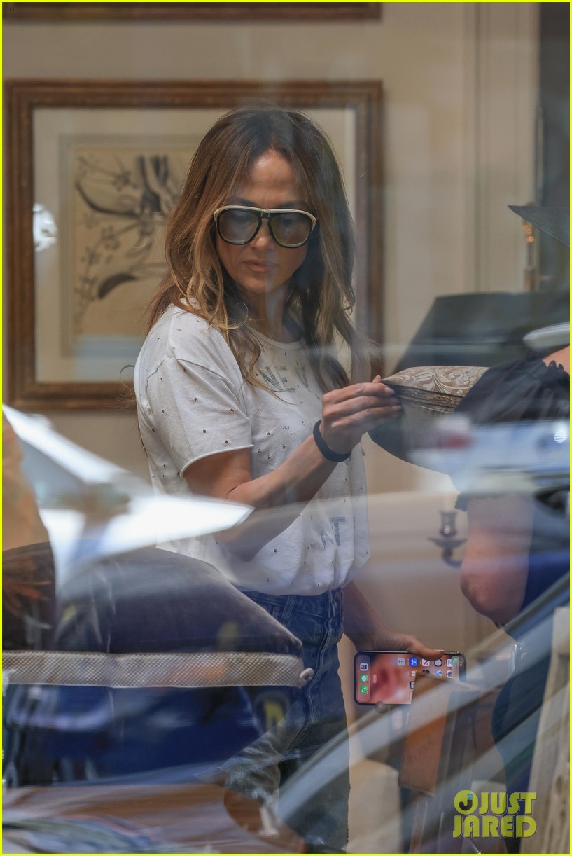 Jennifer Lopez Goes Lowkey Casual in Jeans For Home Decor Shopping Trip ...
