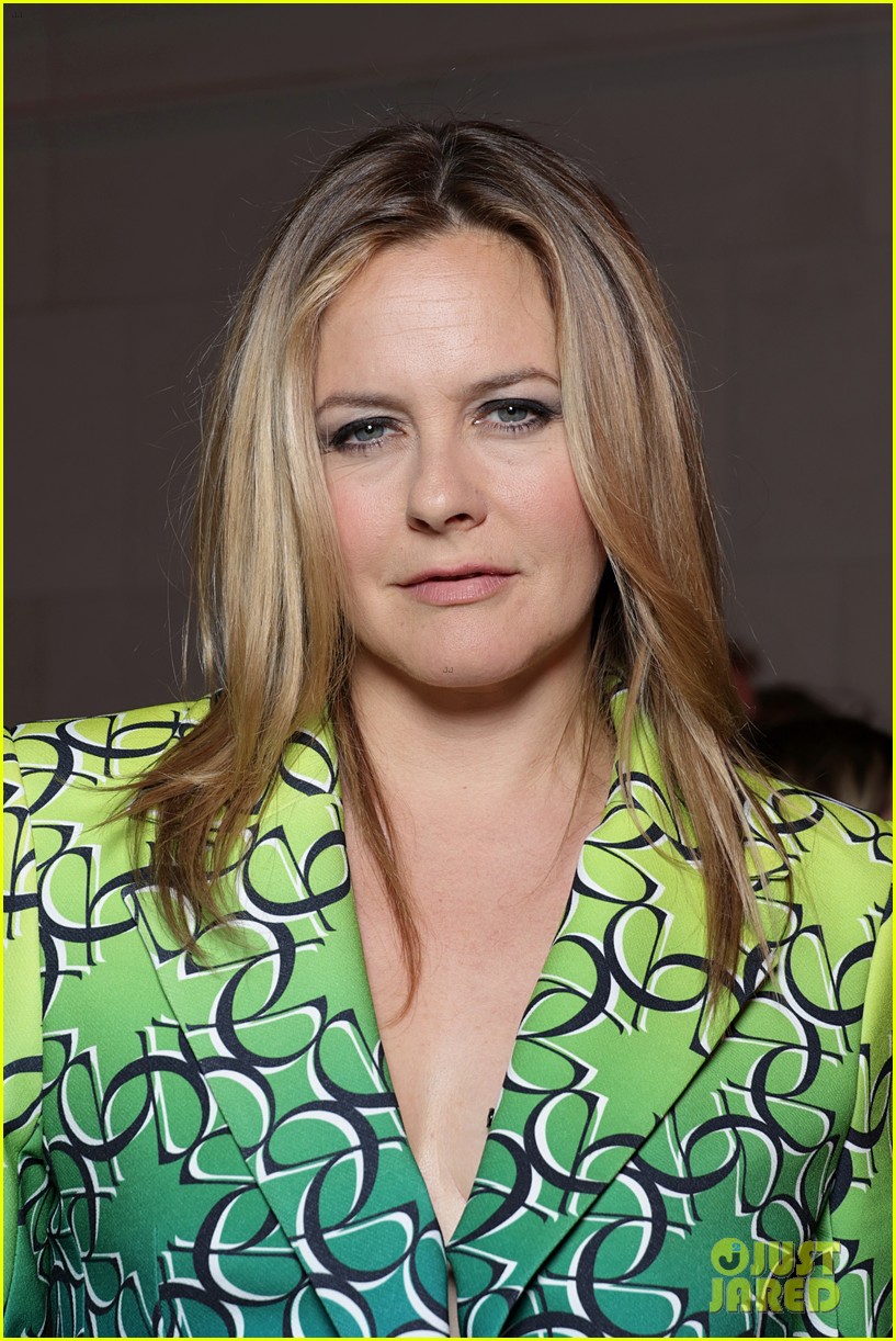 Joey King Turns Necklace Into a Headband at Elie Saab Fashion Show in ...