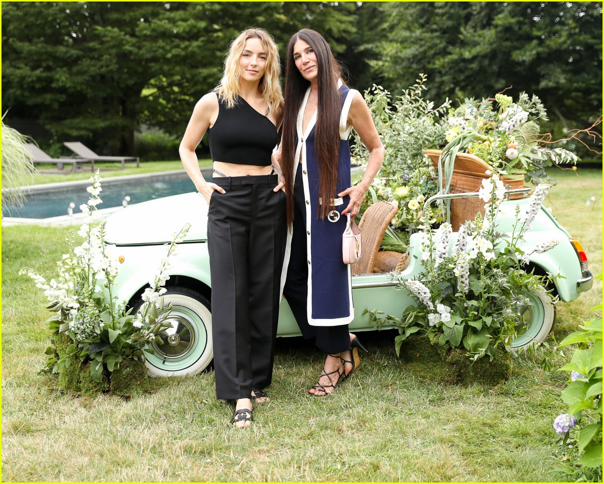 Gwyneth Paltrow's Daughter Apple Martin Makes Rare Public Appearance at ...