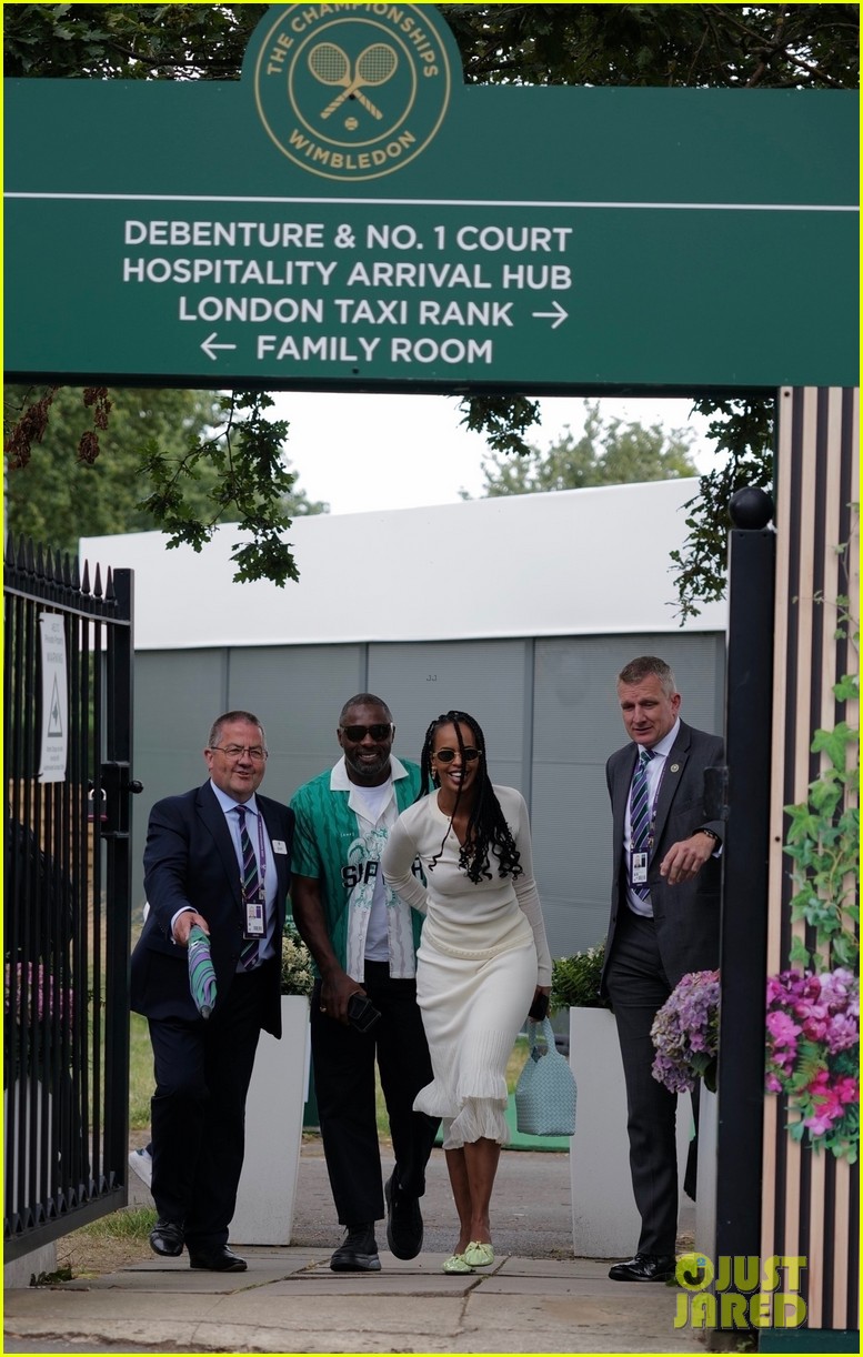 Brad Pitt Along with Daniel Craig, Rachel Weisz, & More Stars Attend ...