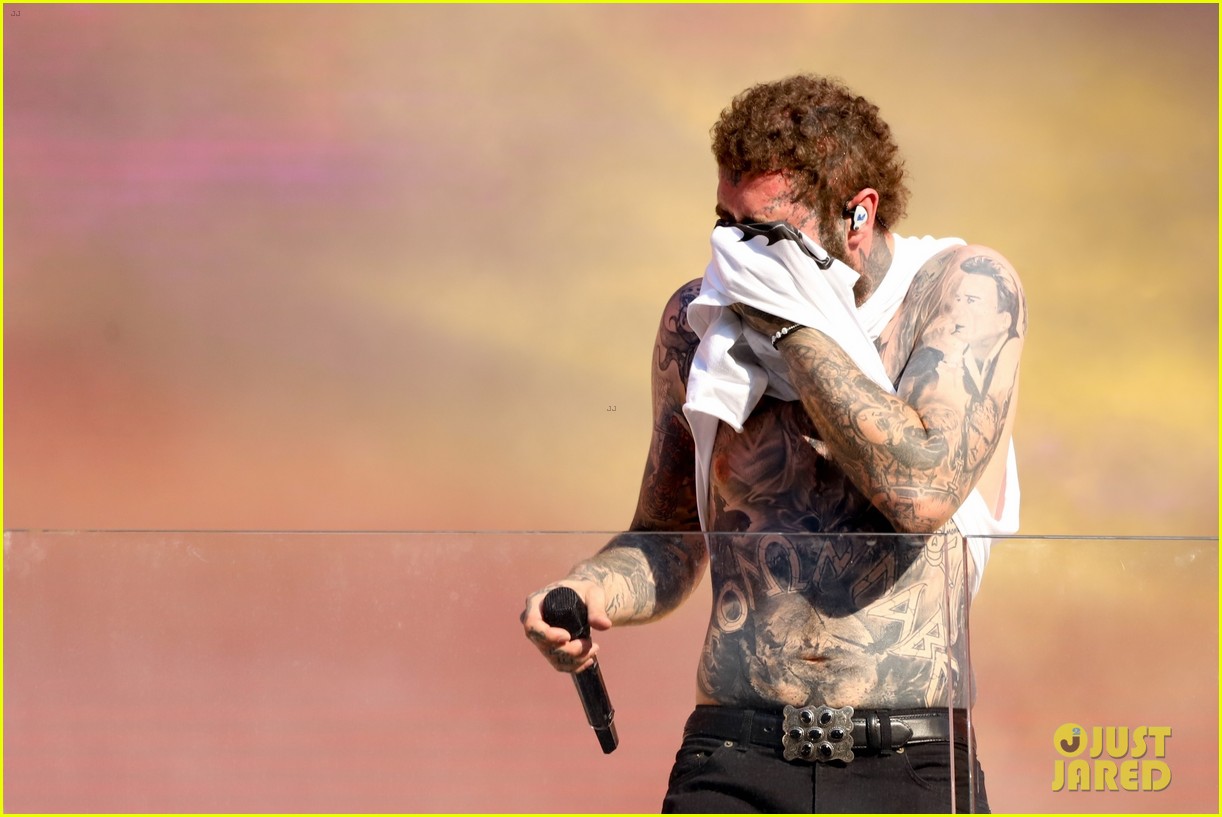 Post Malone Surprises Fans with Performance in Times Square!: Photo ...