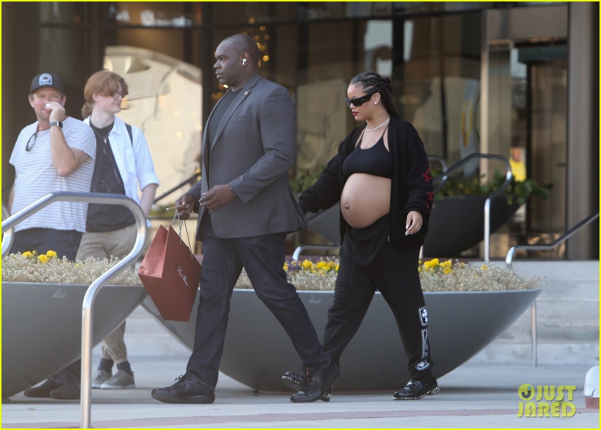 Rihanna Fights Against 'Maternity Fashion' Norms & Puts Baby Bump On ...