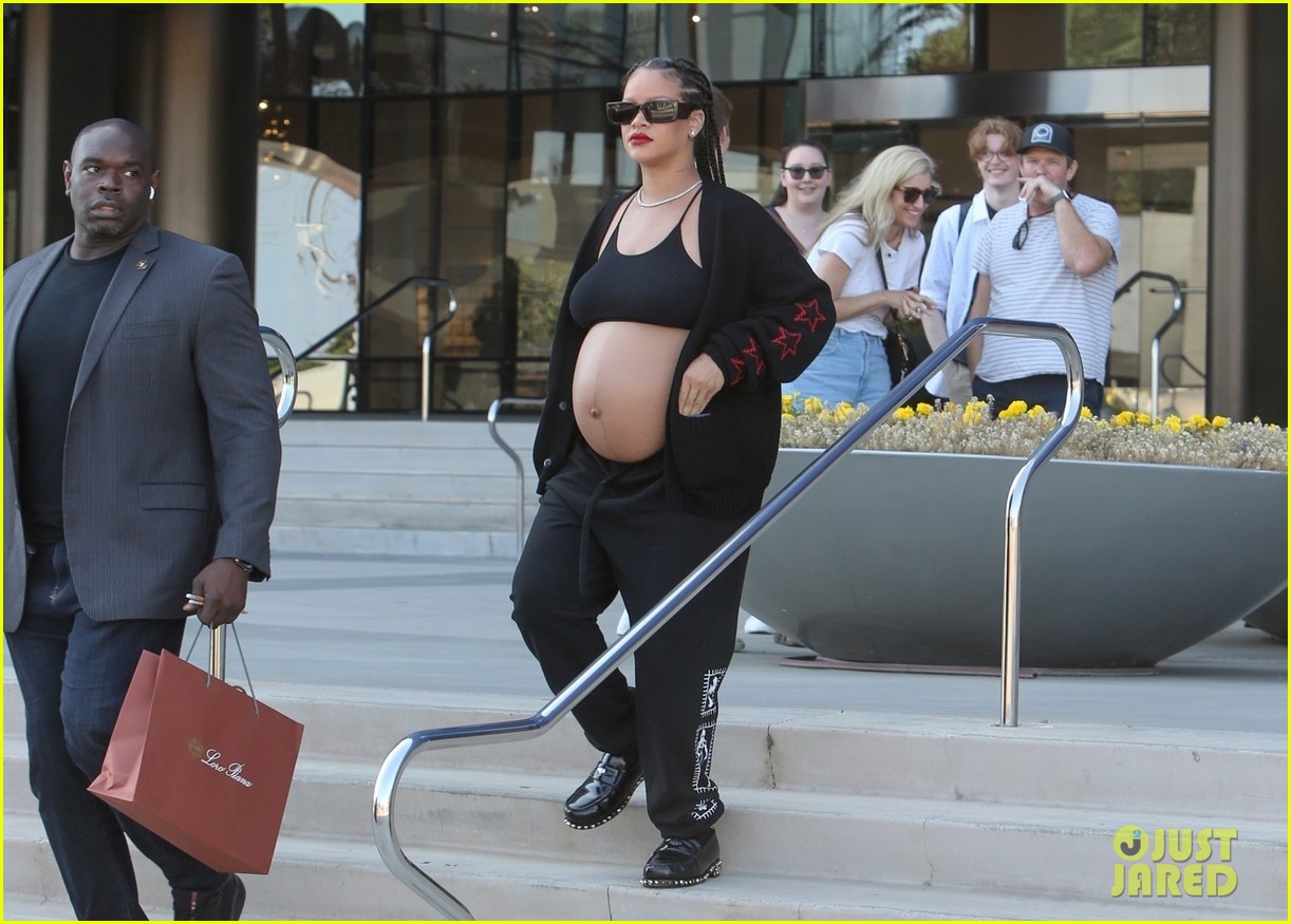 Rihanna Fights Against 'Maternity Fashion' Norms & Puts Baby Bump On ...
