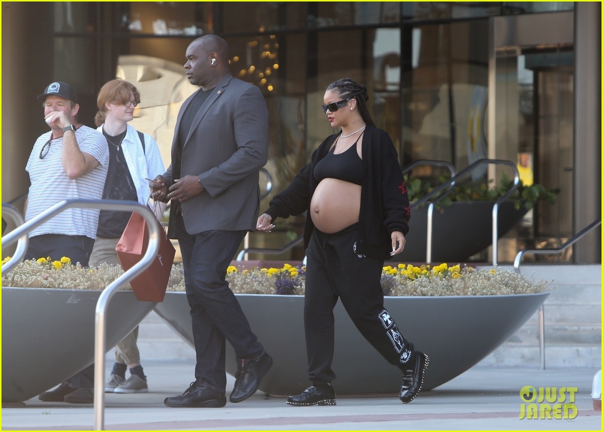 Rihanna Fights Against 'Maternity Fashion' Norms & Puts Baby Bump On ...