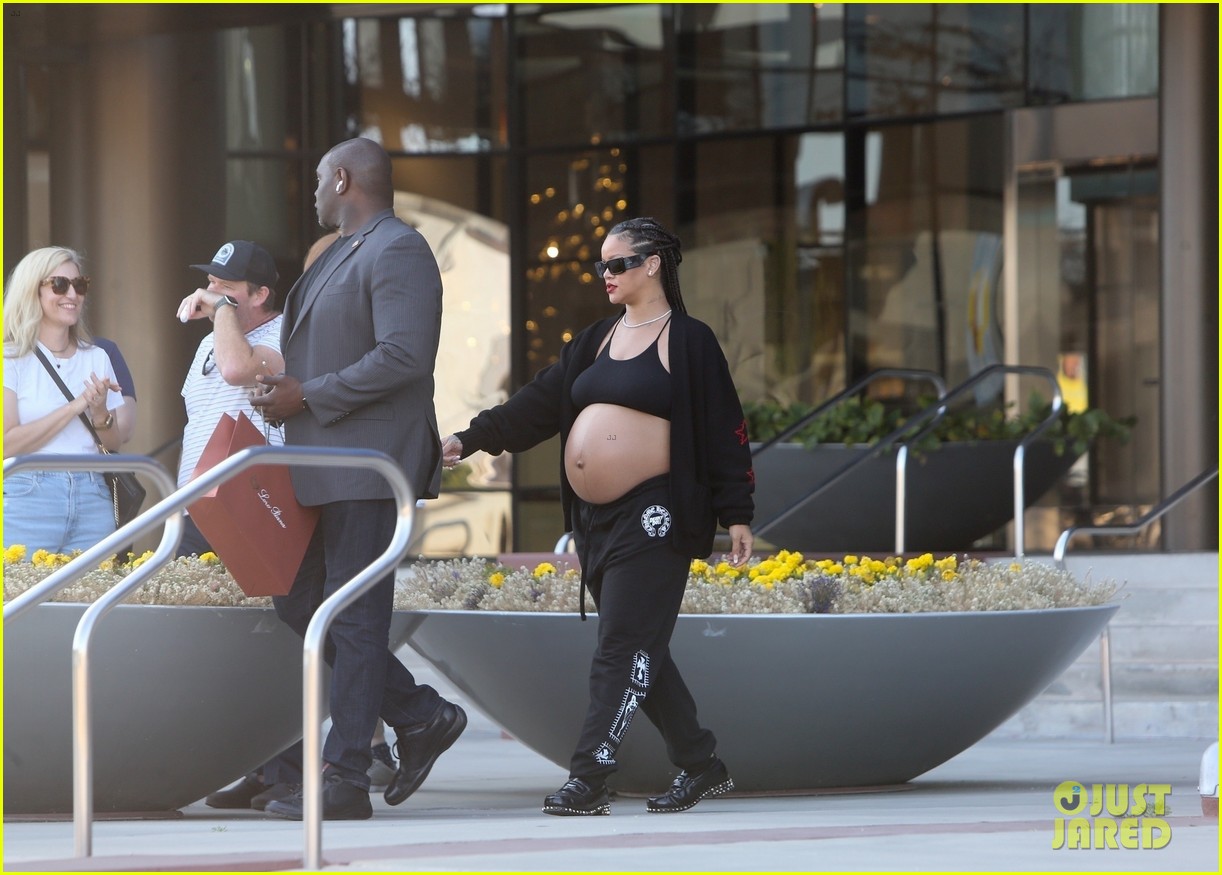 Rihanna Fights Against 'Maternity Fashion' Norms & Puts Baby Bump On ...