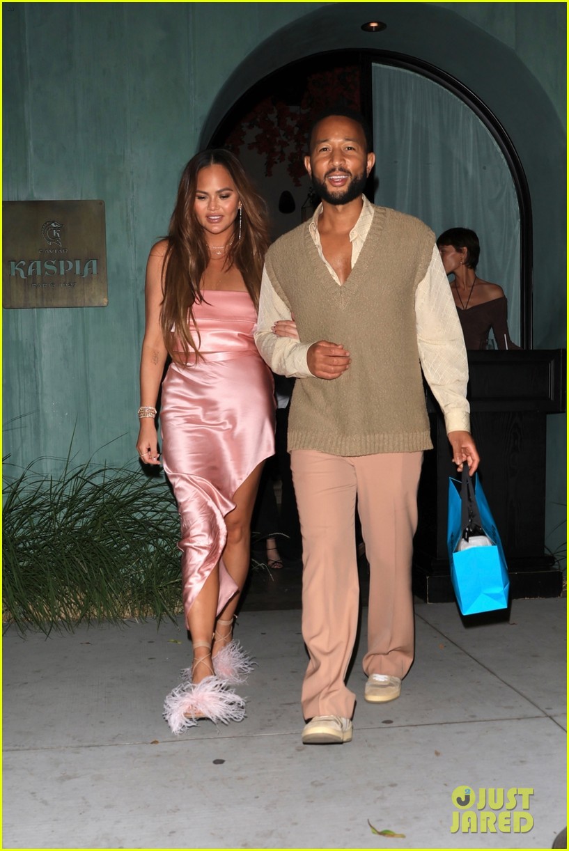 Chrissy Teigen & John Legend Keep Close on Date Night: Photo 4957427 ...