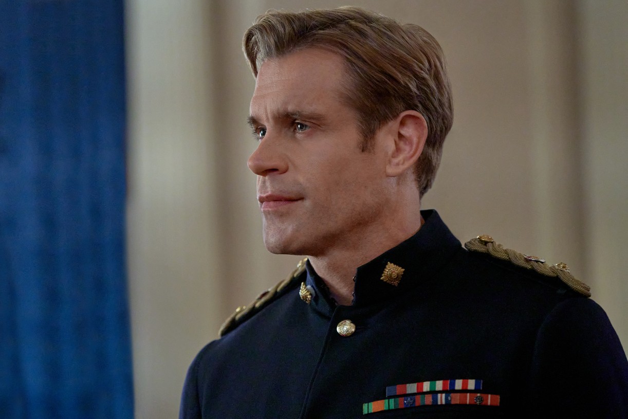 Katie Cassidy & Stephen Huszar Talk Finding Love Off Screen & The One ...