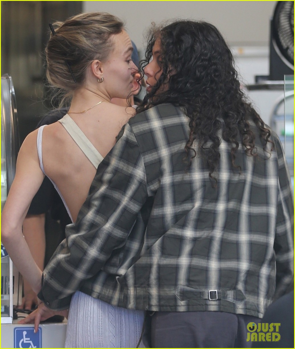 Lily-Rose Depp & Girlfriend 070 Shake Keep Super Close While Picking Up ...