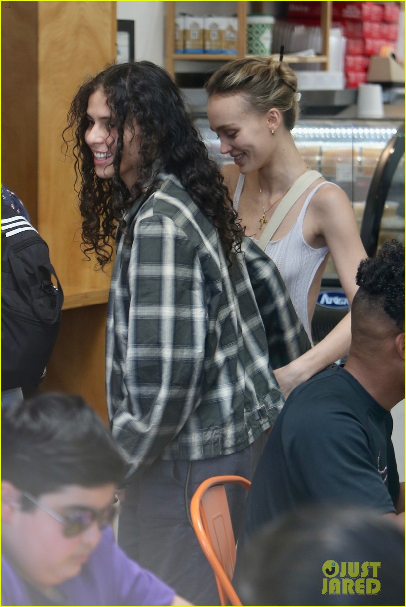 Lily-Rose Depp & Girlfriend 070 Shake Keep Super Close While Picking Up ...