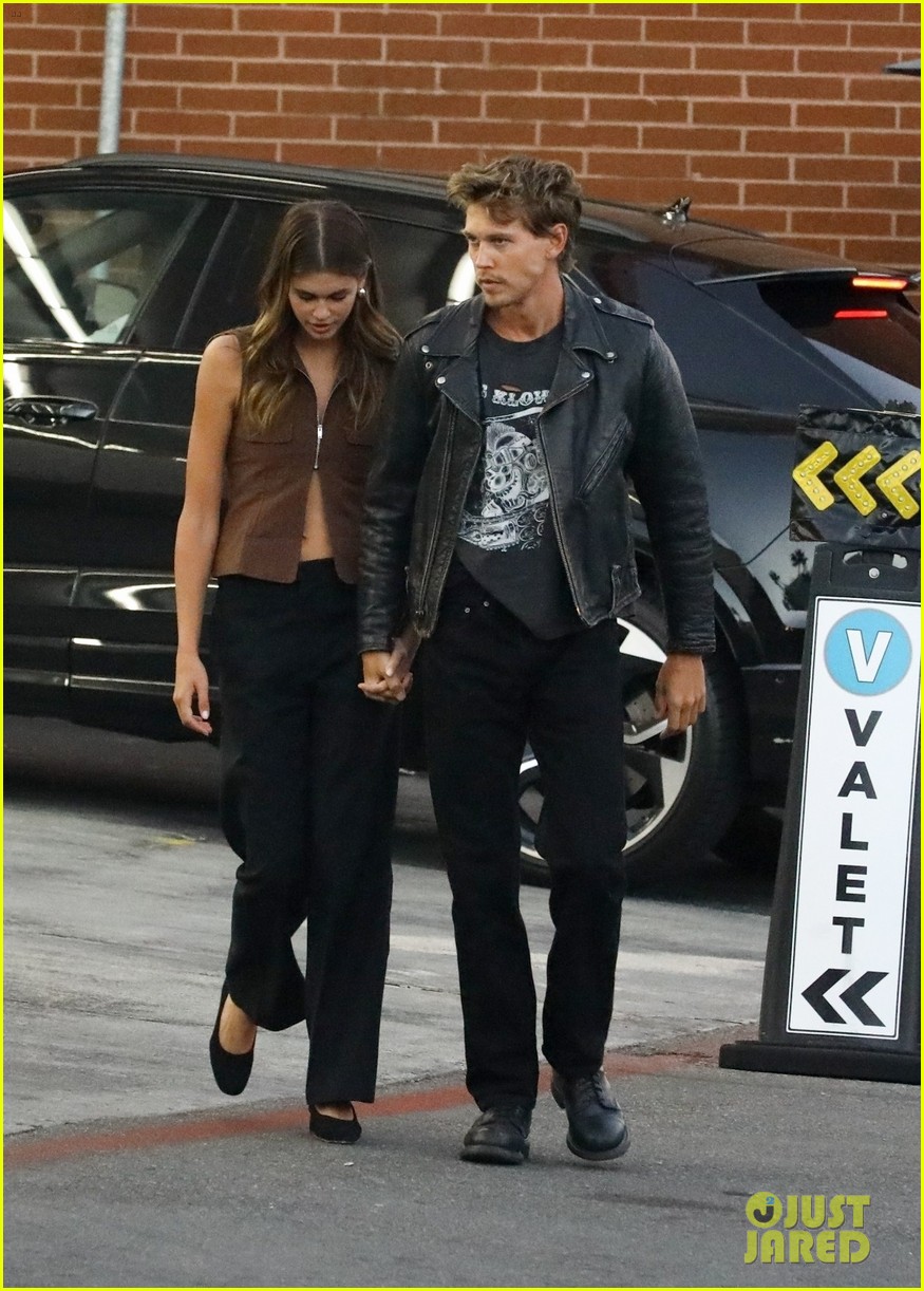 Austin Butler & Kaia Gerber Hold Hands, Look So In Love During Date ...
