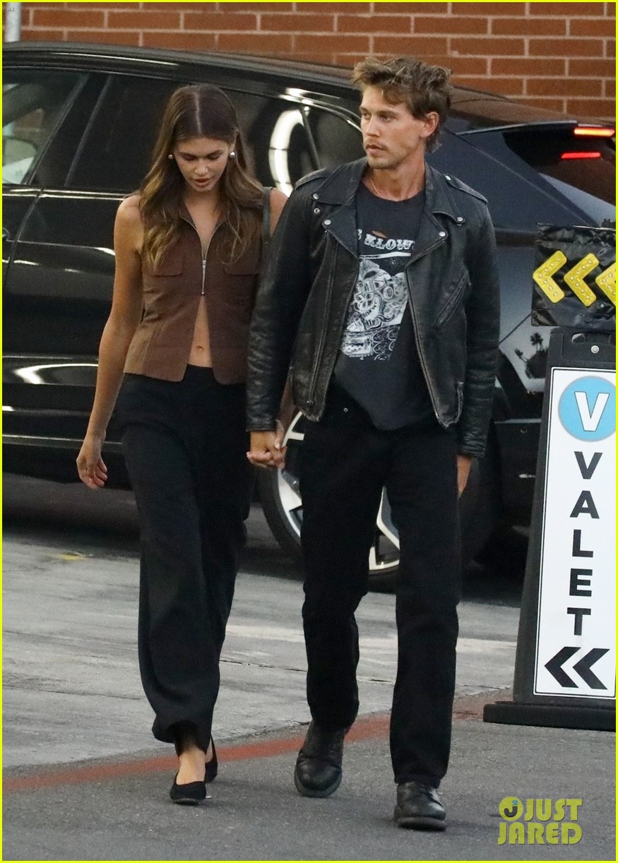 Austin Butler & Kaia Gerber Hold Hands, Look So In Love During Date ...