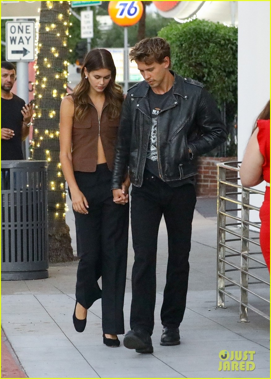 Austin Butler & Kaia Gerber Hold Hands, Look So In Love During Date ...