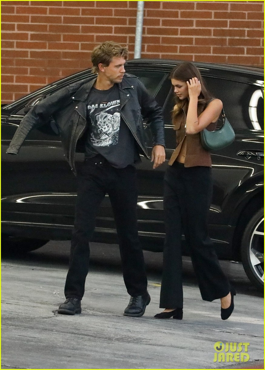 Austin Butler & Kaia Gerber Hold Hands, Look So In Love During Date ...