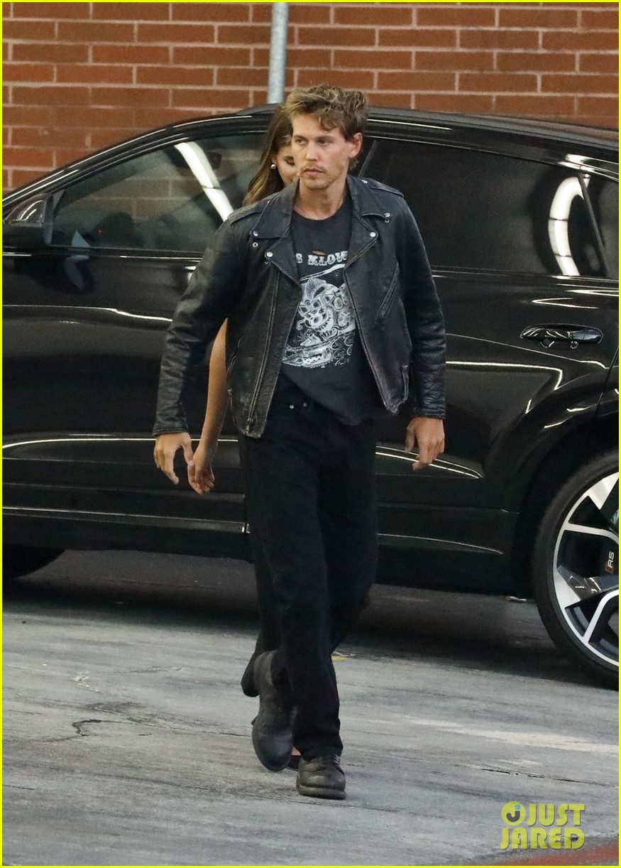 Austin Butler & Kaia Gerber Hold Hands, Look So In Love During Date ...