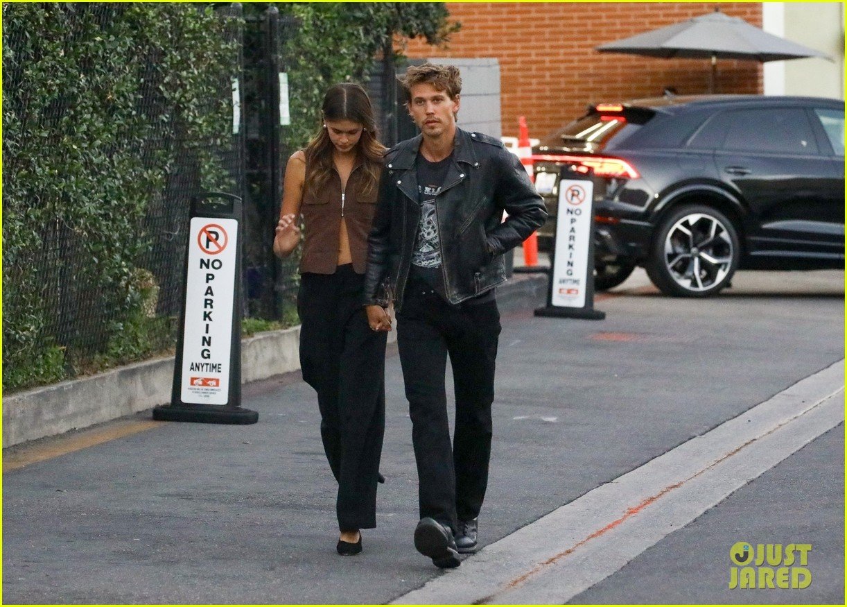 Austin Butler & Kaia Gerber Hold Hands, Look So In Love During Date ...