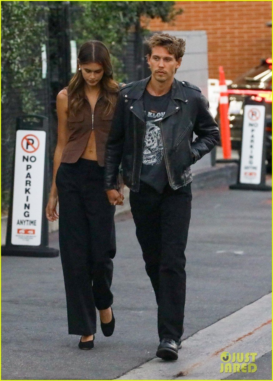 Austin Butler & Kaia Gerber Hold Hands, Look So In Love During Date ...