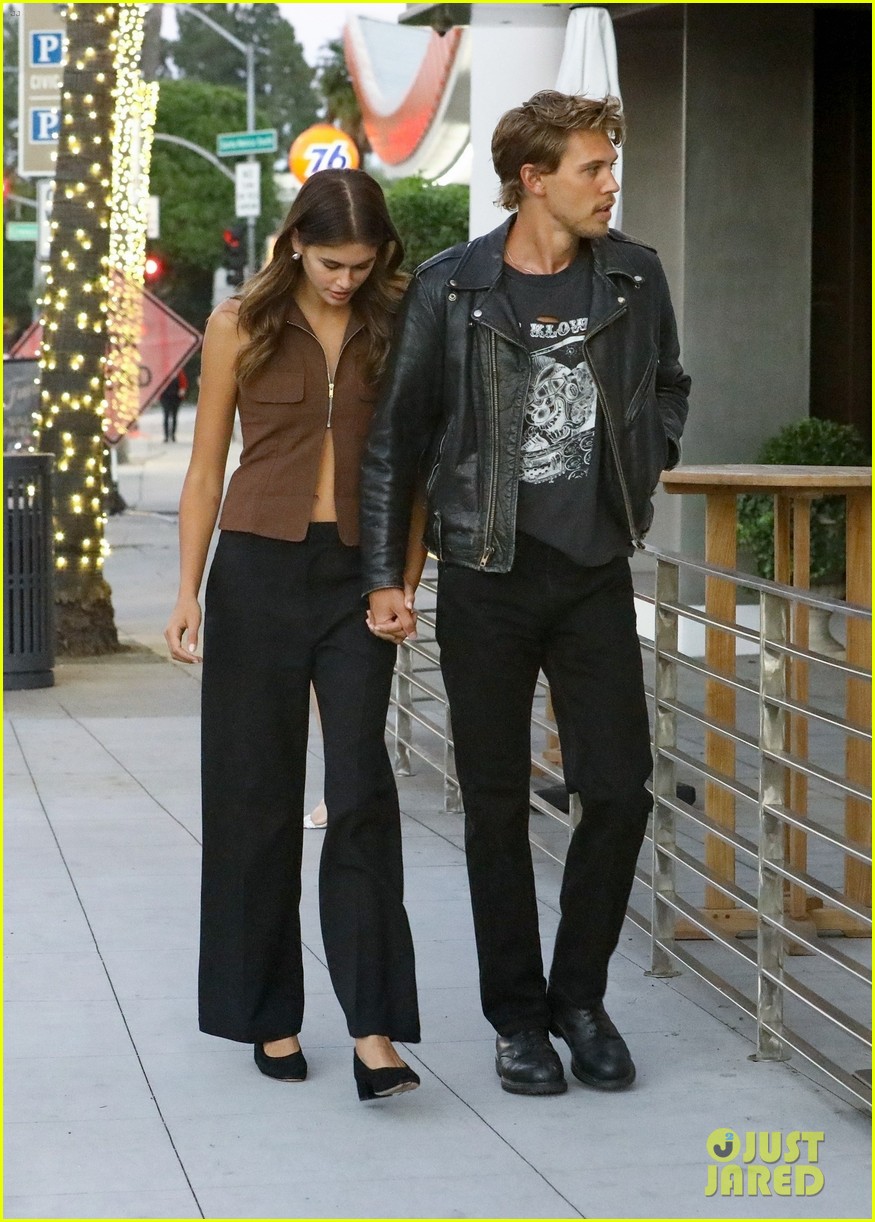 Austin Butler & Kaia Gerber Hold Hands, Look So In Love During Date ...