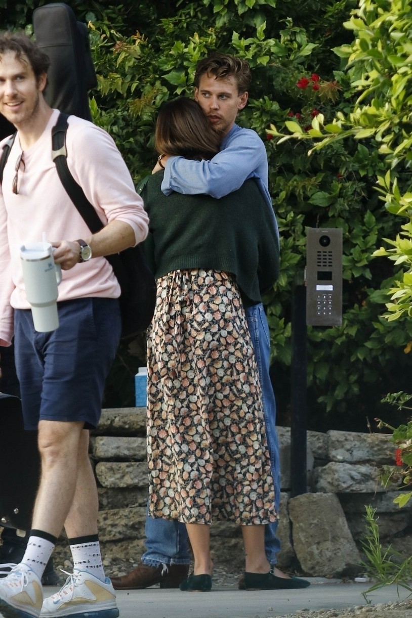 Austin Butler Gives Kaia Gerber A Long Hug After Dinner With Friends ...
