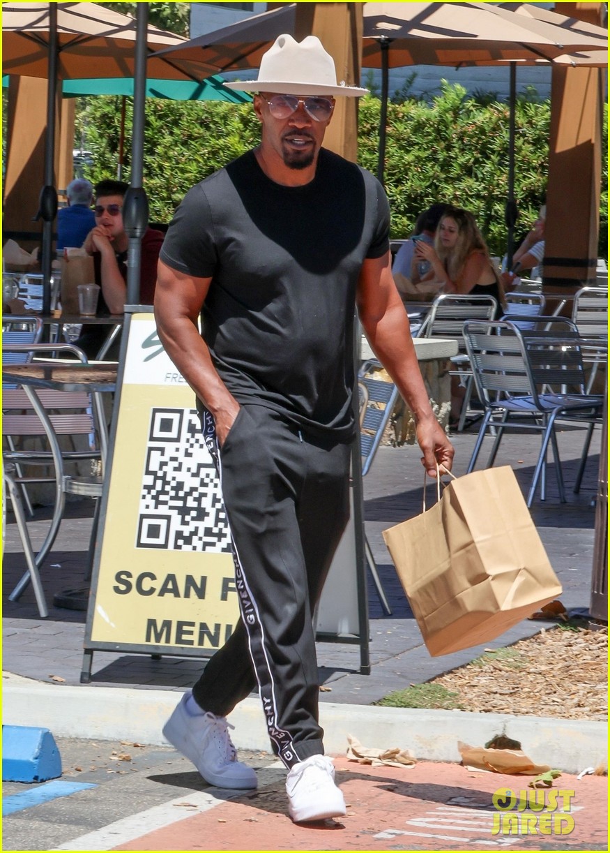 Jamie Foxx Looks Happy & Healthy in New Photos After Recent Medical ...