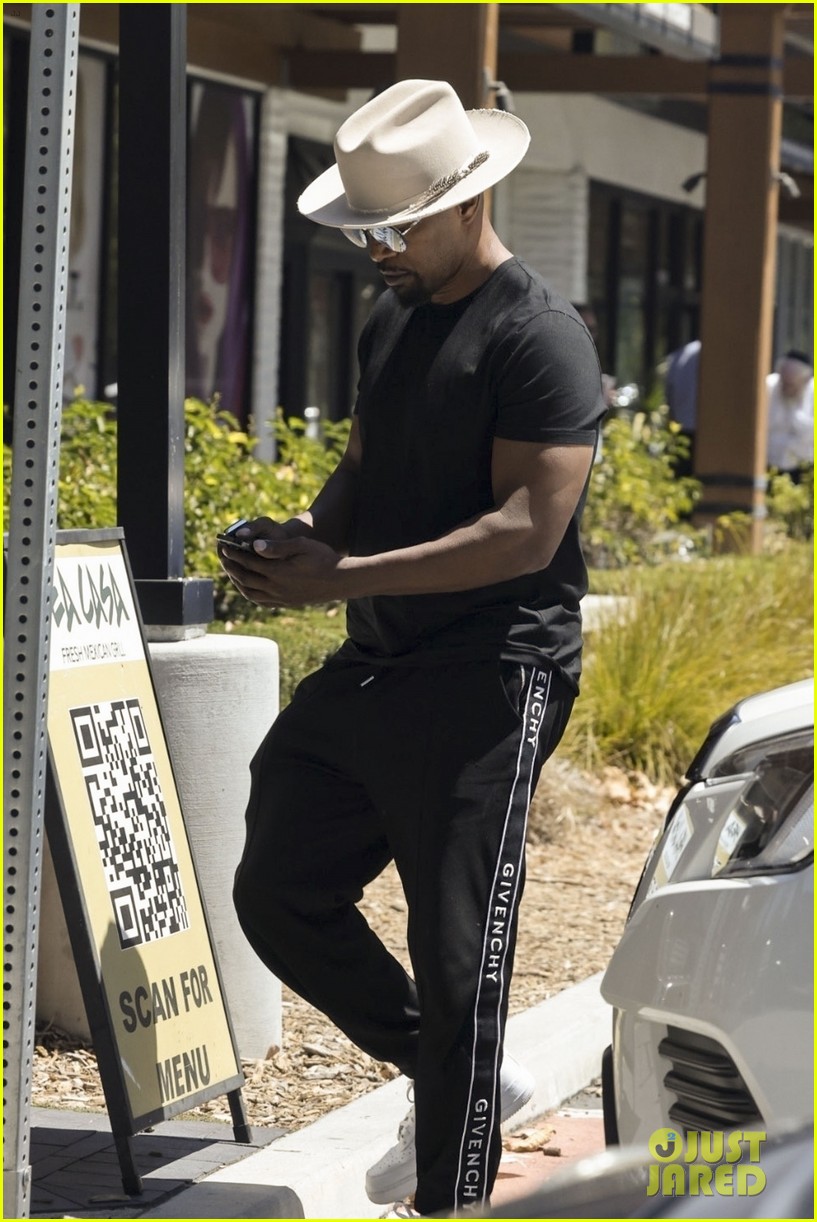 Jamie Foxx Looks Happy & Healthy in New Photos After Recent Medical ...