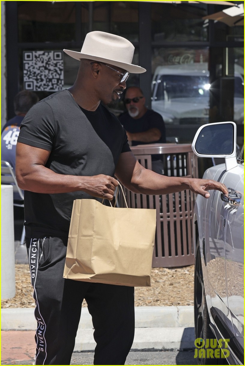 Jamie Foxx Looks Happy & Healthy in New Photos After Recent Medical ...