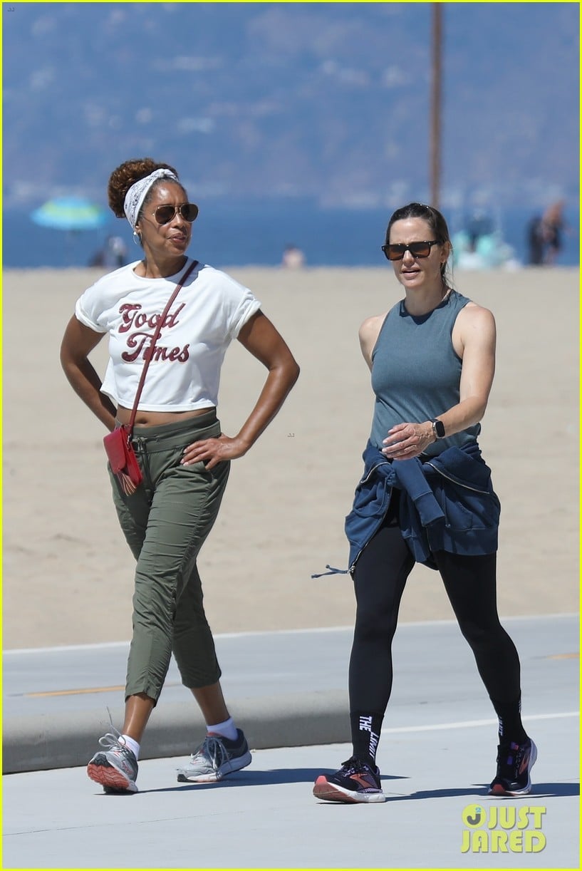 Jennifer Garner & Gina Torres Have an 'Alias' Reunion at the Beach ...