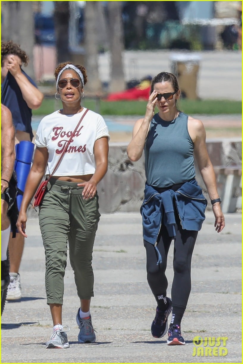 Jennifer Garner & Gina Torres Have an 'Alias' Reunion at the Beach ...