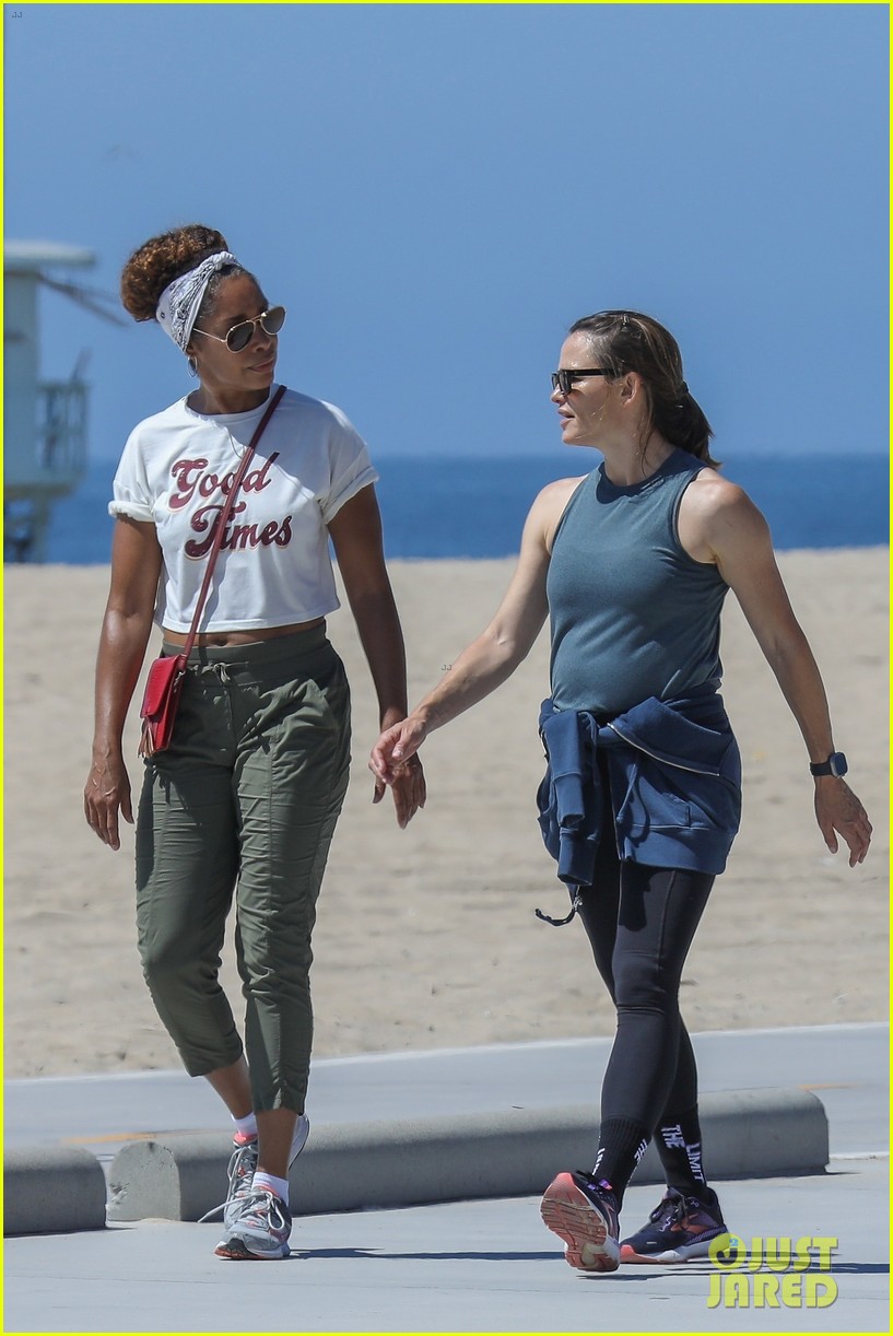 Jennifer Garner & Gina Torres Have an 'Alias' Reunion at the Beach ...