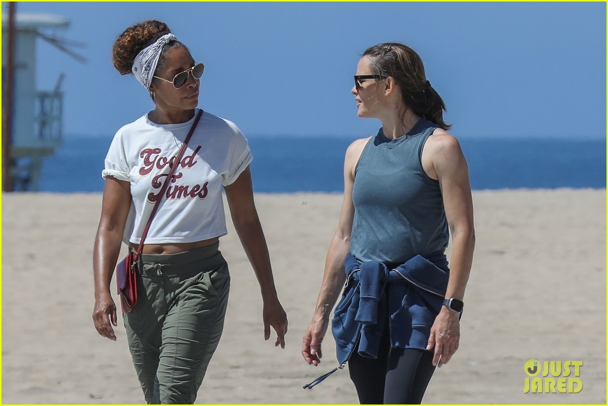 Jennifer Garner & Gina Torres Have an 'Alias' Reunion at the Beach ...