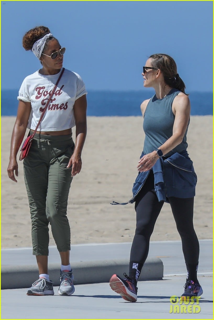 Jennifer Garner & Gina Torres Have an 'Alias' Reunion at the Beach ...