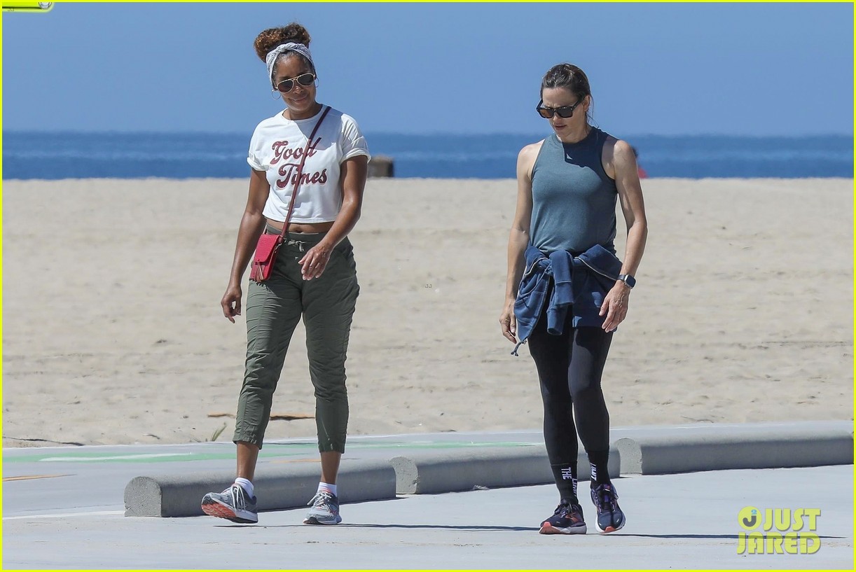 Jennifer Garner & Gina Torres Have an 'Alias' Reunion at the Beach ...