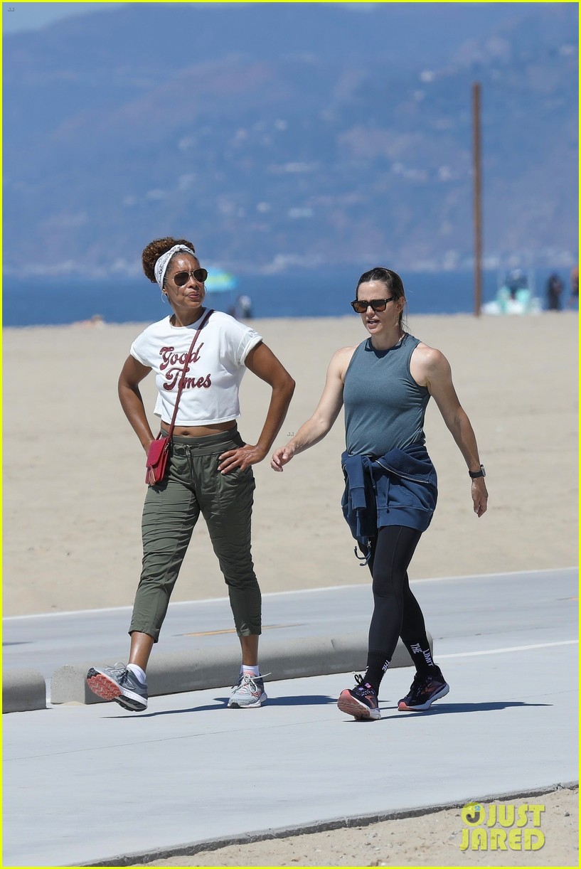 Jennifer Garner & Gina Torres Have an 'Alias' Reunion at the Beach ...