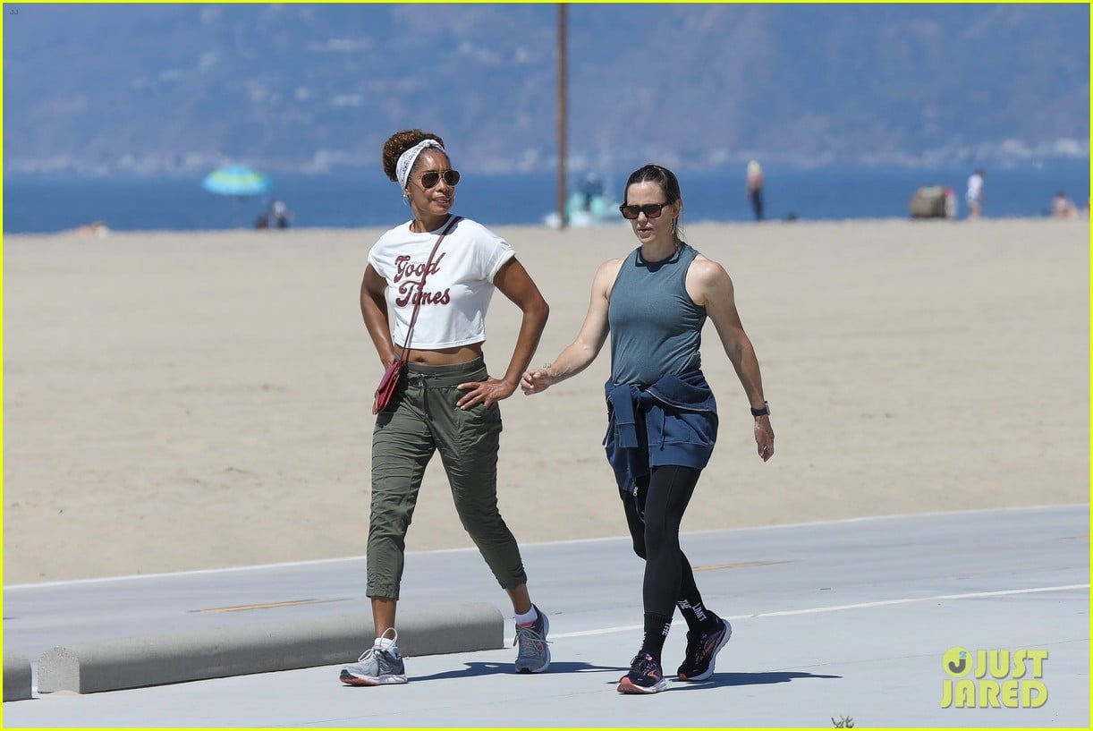 Jennifer Garner & Gina Torres Have an 'Alias' Reunion at the Beach ...