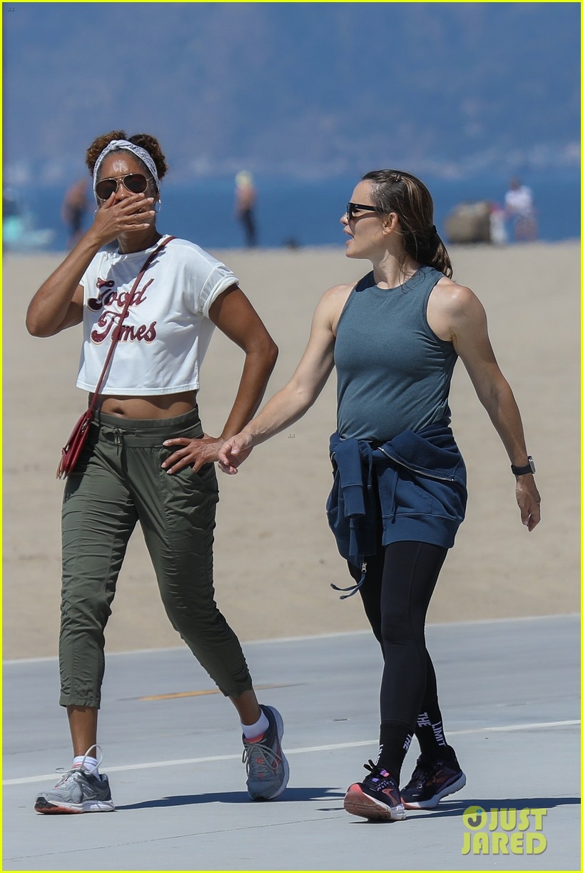 Jennifer Garner & Gina Torres Have an 'Alias' Reunion at the Beach ...