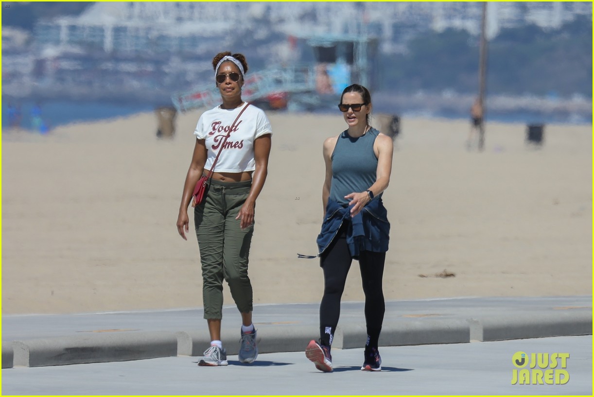 Jennifer Garner & Gina Torres Have an 'Alias' Reunion at the Beach ...