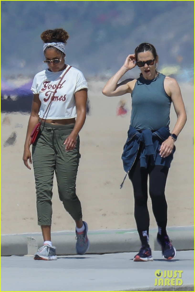 Jennifer Garner & Gina Torres Have an 'Alias' Reunion at the Beach ...