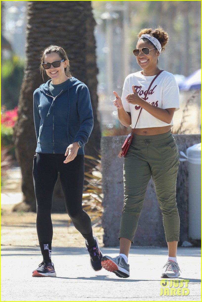 Photo: jennifer garner gina torres beach stroll 56 | Photo 4962454 ...