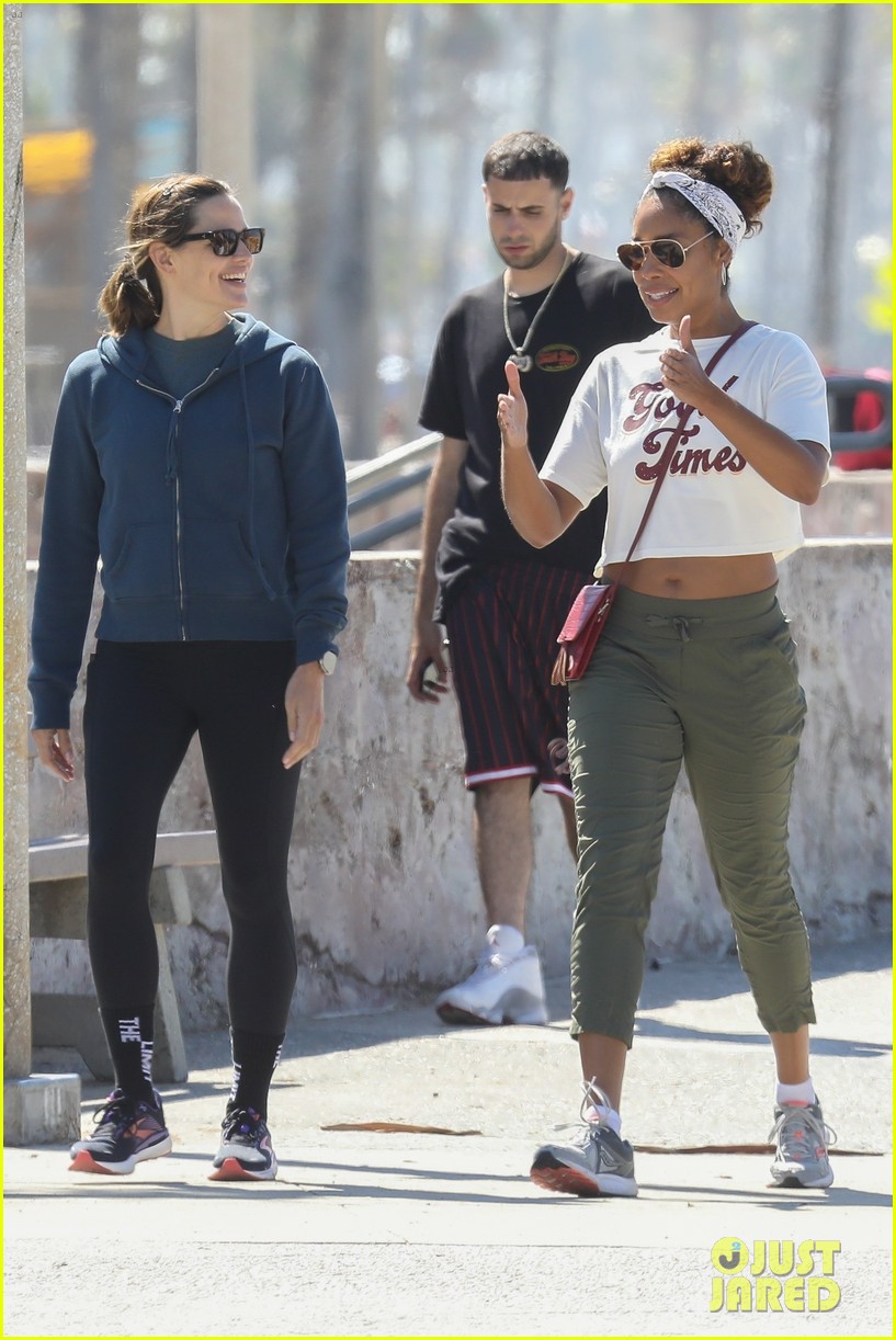 Jennifer Garner & Gina Torres Have an 'Alias' Reunion at the Beach ...