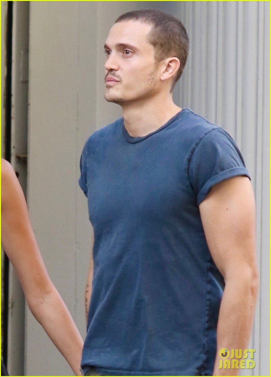 Photo: karl glusman imaan hammam hold hands in nyc 02 | Photo 4963574 ...