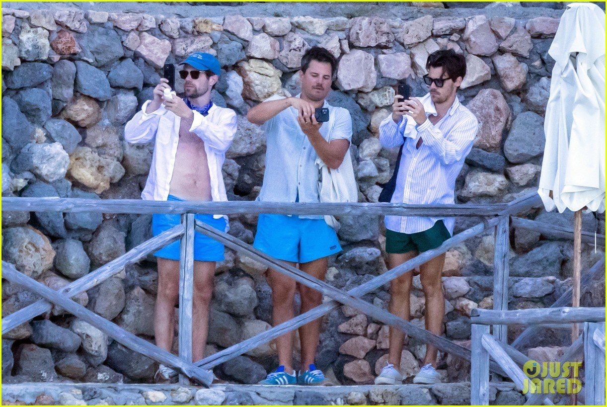 Harry Styles Soaks in the Sites of Italy With Friends After Record ...