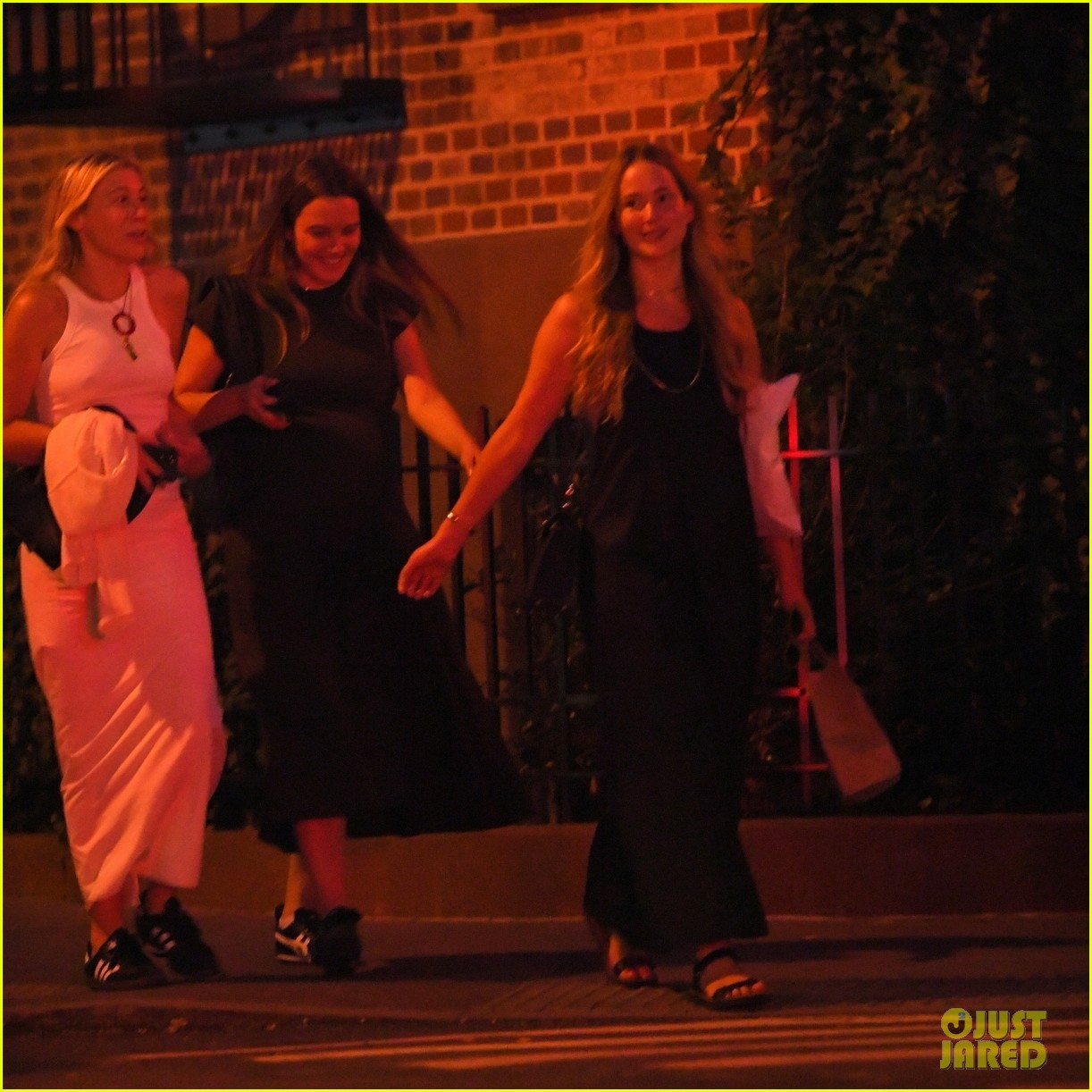 Jennifer Lawrence Enjoys Dinner With Friends in NYC!: Photo 4962314 ...