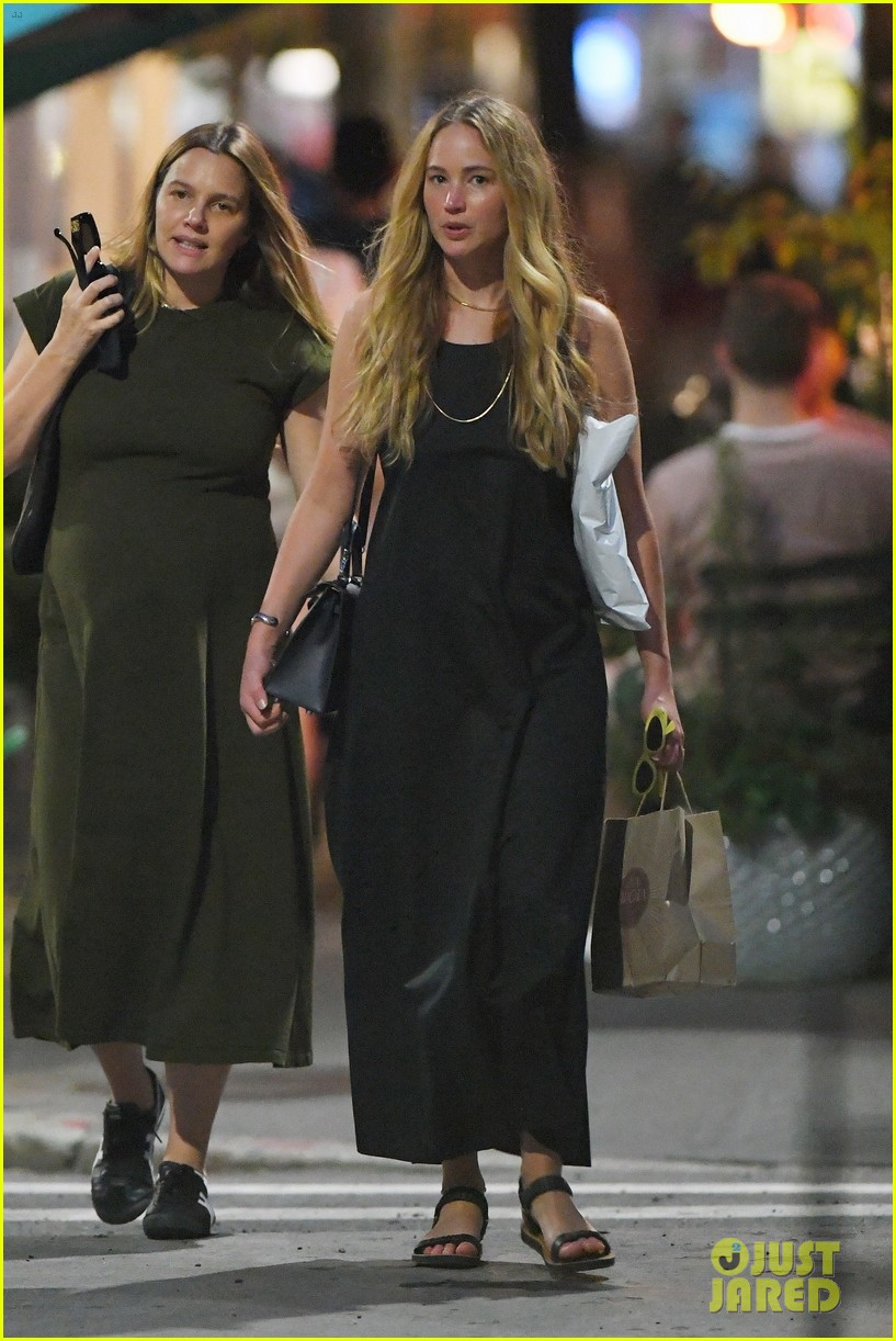 Jennifer Lawrence Enjoys Dinner With Friends in NYC!: Photo 4962319 ...